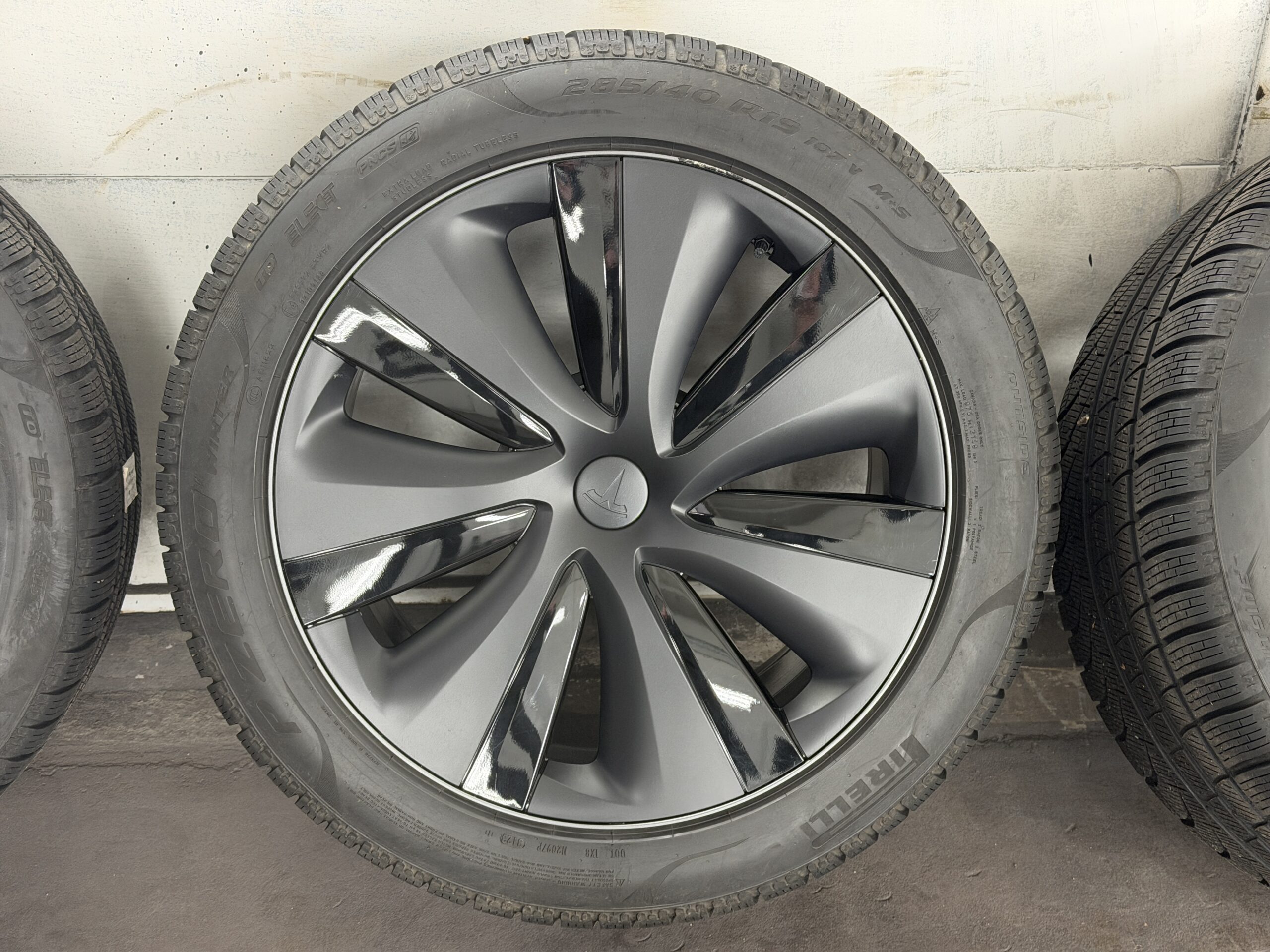 2022 – 2026 | 19" Tempest Wheels Winter Model S - Nikola Brussels